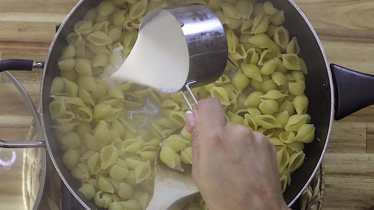 Quick and Creamy 15-Minute Cheesy Shells | Lola Jay Yum!